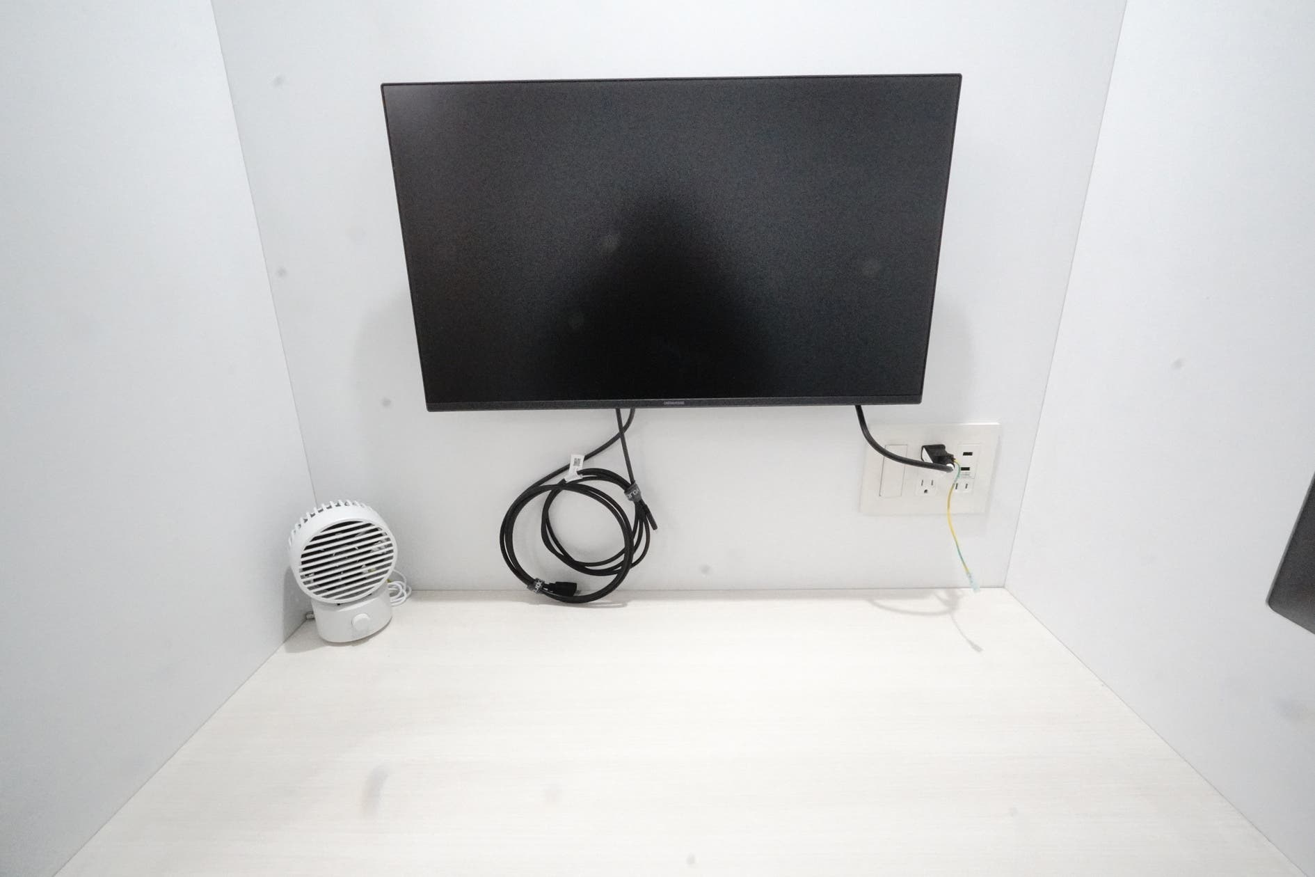 ＜SpemaBOX_渋谷神南一丁目No.3＞1人用個室🚪光回線Wi-Fi📶電源🔌モニター🖥️テレワーク/オンライン会議の写真2