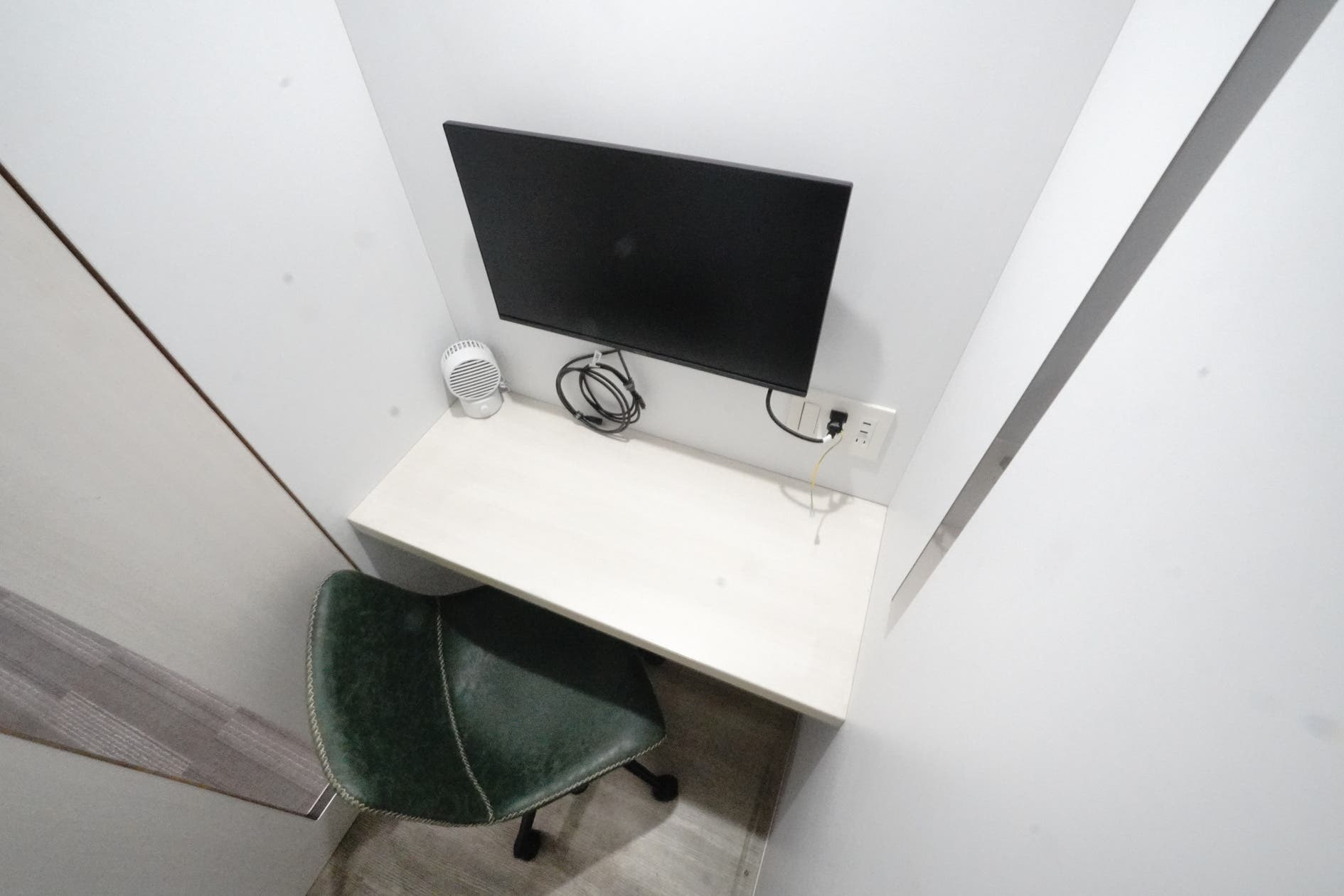 ＜SpemaBOX_渋谷神南一丁目No.3＞1人用個室🚪光回線Wi-Fi📶電源🔌モニター🖥️テレワーク/オンライン会議の写真1