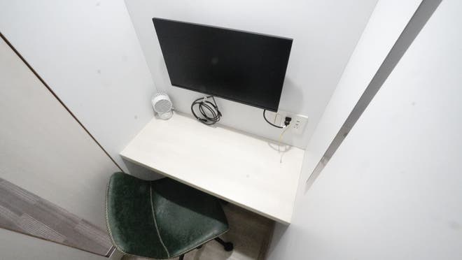 <SpemaBOX_渋谷神南一丁目No.3>1人用個室🚪光回線Wi-Fi📶電源🔌モニター🖥️テレワーク/オンライン会議の写真1