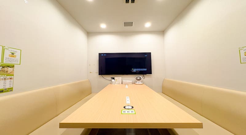 【池袋駅徒歩1分｜24時間営業｜13PGブース】最大6名／防音完全個室／高速Wi-Fi／55型モニター／会議・商談・面接・打合せ