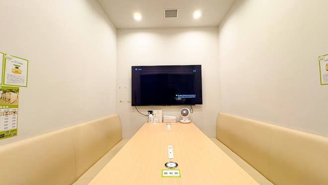 【池袋駅徒歩1分|24時間営業|13PGブース】最大6名/防音完全個室/高速Wi-Fi/55型モニター/会議・商談・面接・打合せの写真1