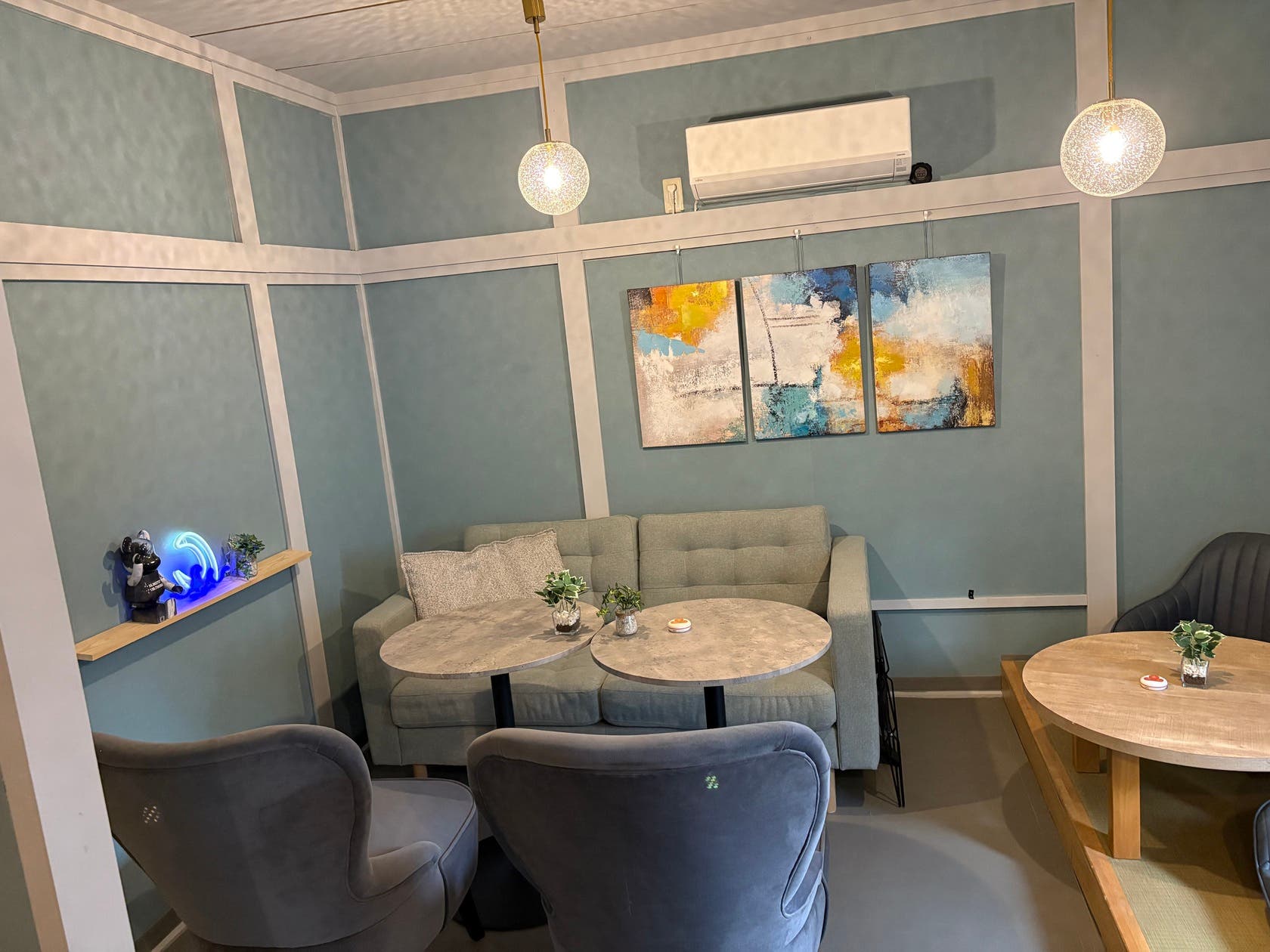 元町中華街駅から徒歩3分のレンタルスペース！スモーキーブルーとアイスグレーのかわいく落ち着いた空間！の写真1