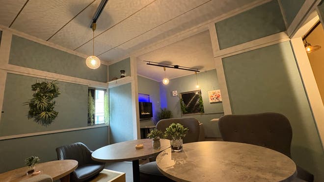 元町中華街駅から徒歩3分のレンタルスペース!スモーキーブルーとアイスグレーのかわいく落ち着いた空間!の写真2