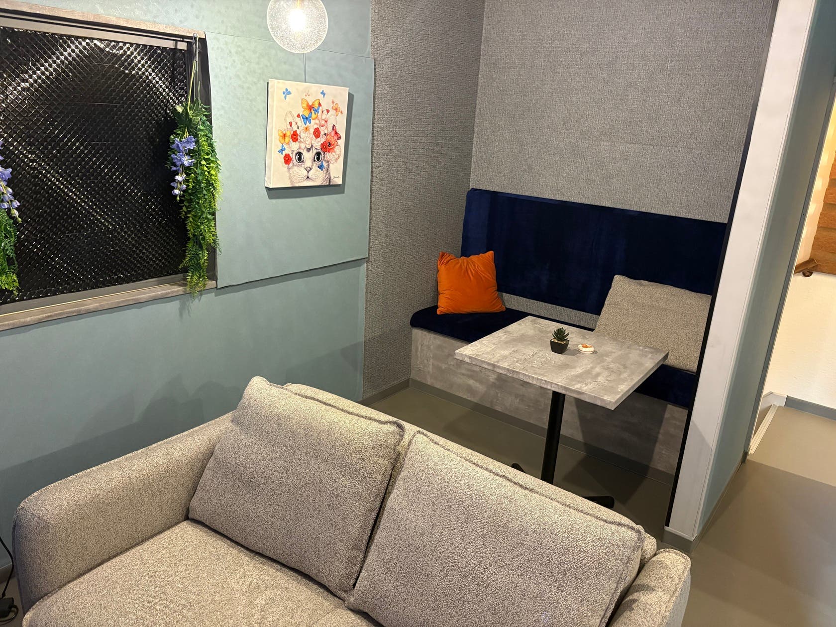 元町中華街駅から徒歩3分のレンタルスペース！スモーキーブルーとアイスグレーのかわいく落ち着いた空間！の写真4