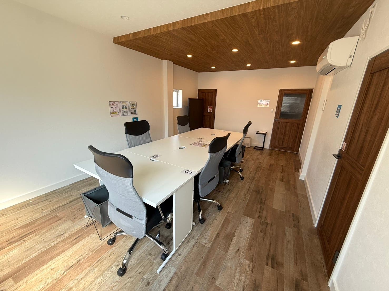 ＜The KARIROOM D＞5名収容会議室💺光回線Wi-Fi📶会議/打ち合わせ/商談/ワークショップの写真1