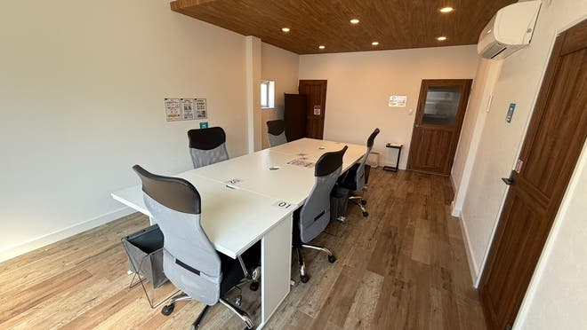 <The KARIROOM D>5名収容会議室💺光回線Wi-Fi📶会議/打ち合わせ/商談/ワークショップの写真1