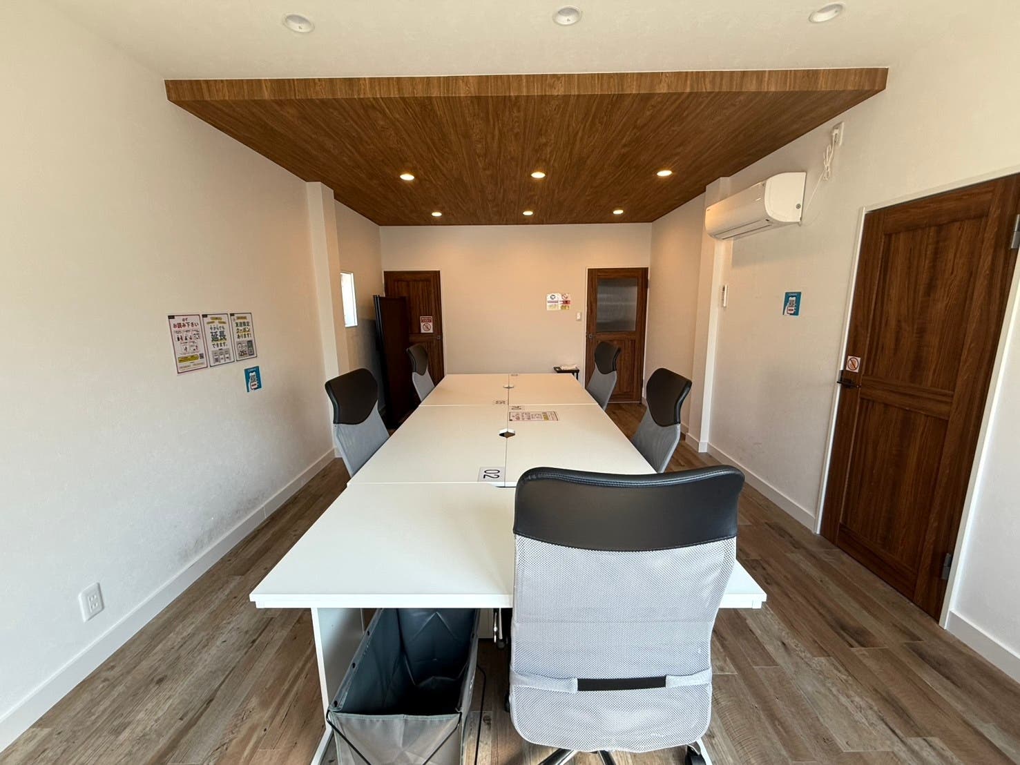 ＜The KARIROOM D＞5名収容会議室💺光回線Wi-Fi📶会議/打ち合わせ/商談/ワークショップの写真2