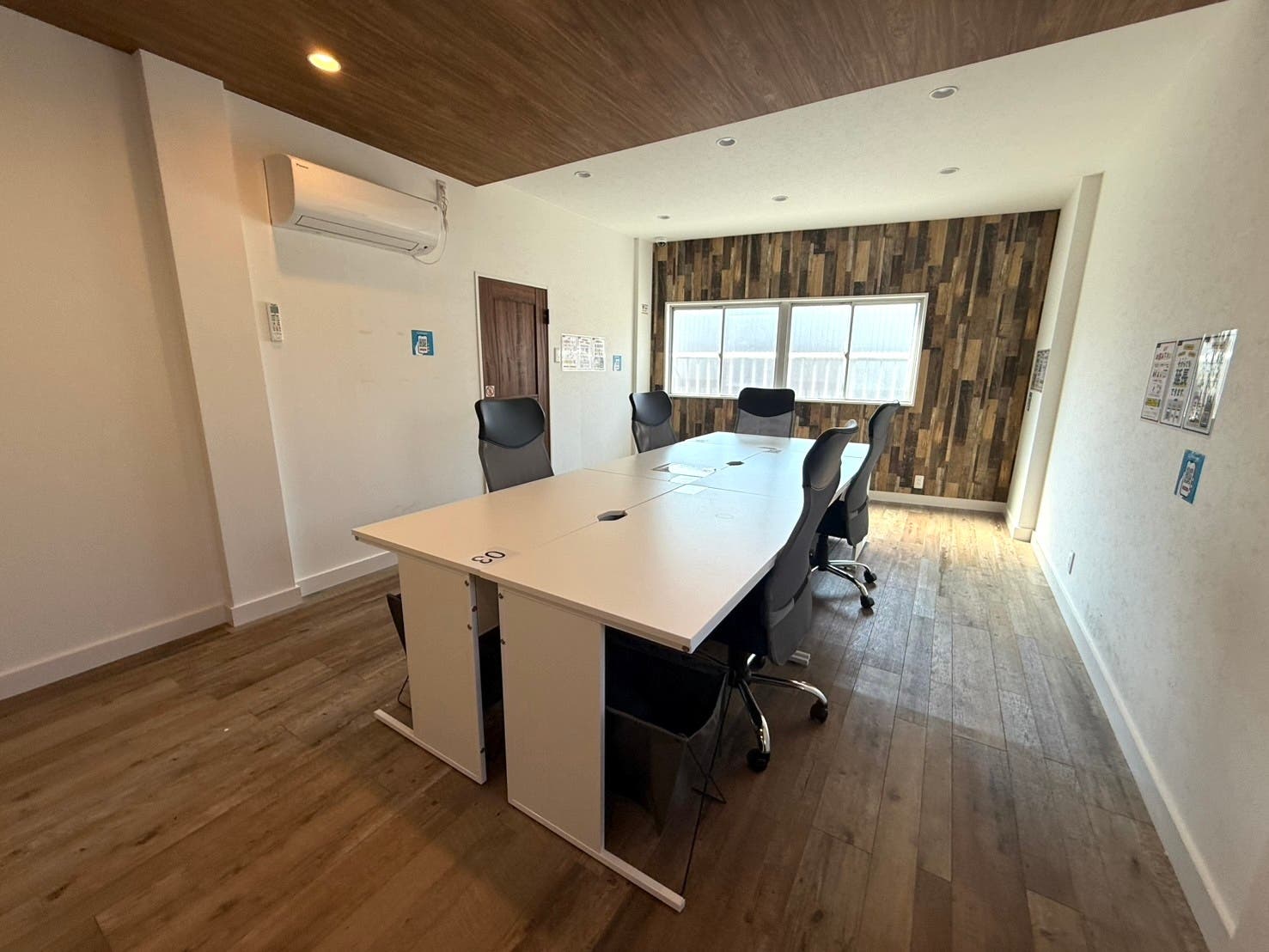 ＜The KARIROOM D＞5名収容会議室💺光回線Wi-Fi📶会議/打ち合わせ/商談/ワークショップの写真3