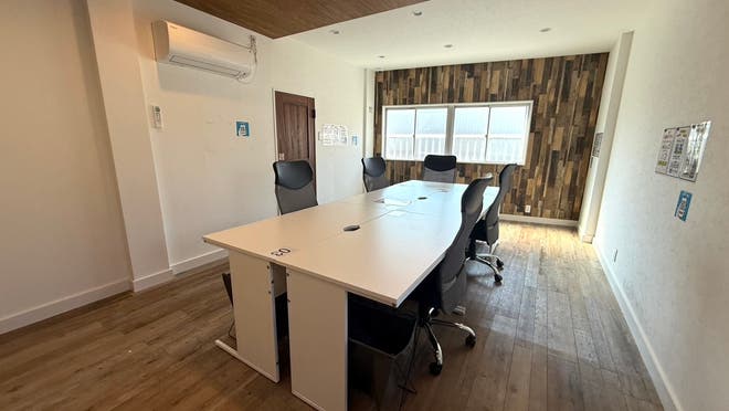 <The KARIROOM D>5名収容会議室💺光回線Wi-Fi📶会議/打ち合わせ/商談/ワークショップの写真3