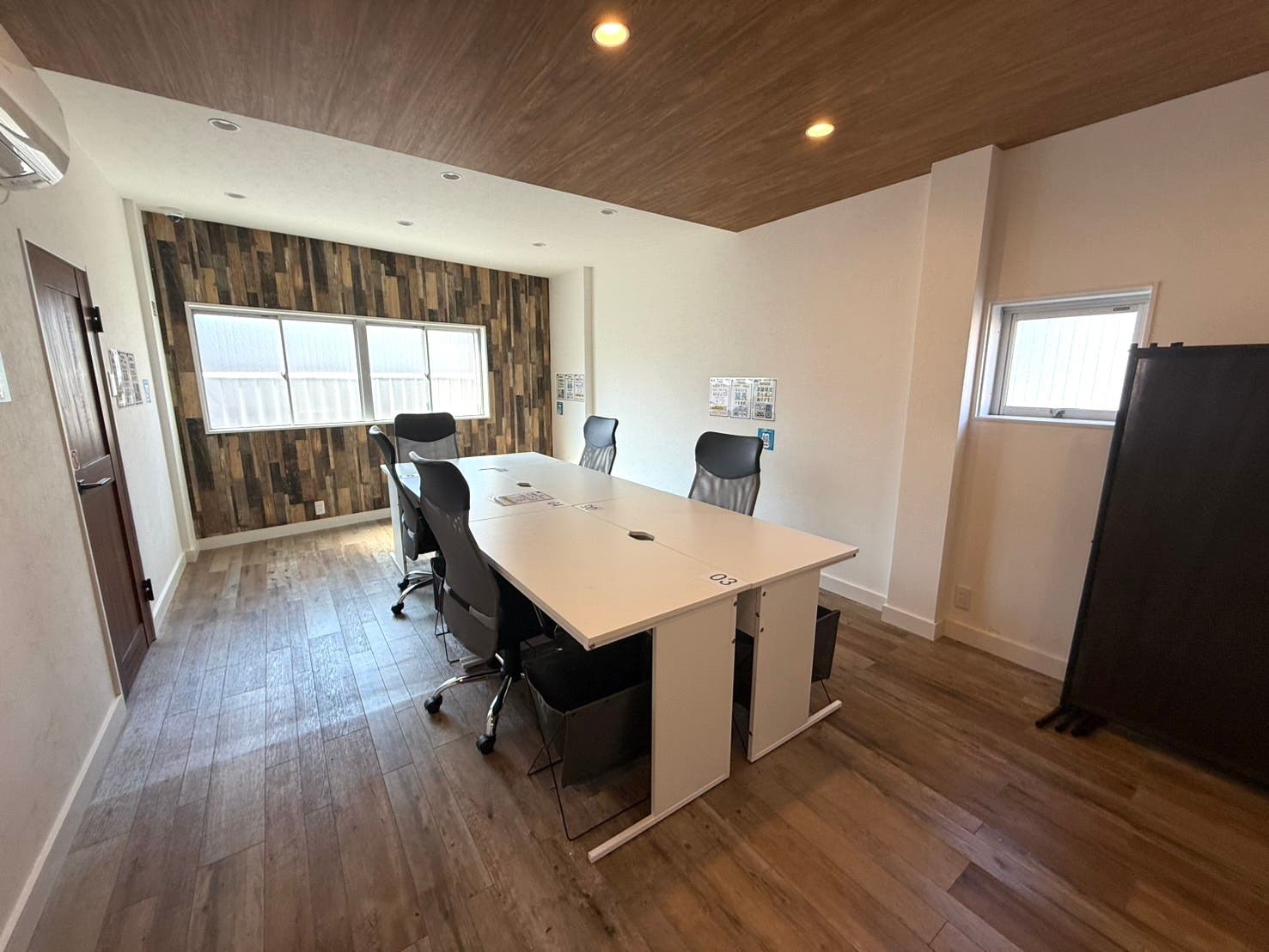 ＜The KARIROOM D＞5名収容会議室💺光回線Wi-Fi📶会議/打ち合わせ/商談/ワークショップの写真4