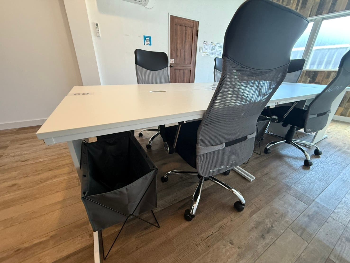 ＜The KARIROOM D＞5名収容会議室💺光回線Wi-Fi📶会議/打ち合わせ/商談/ワークショップの写真5