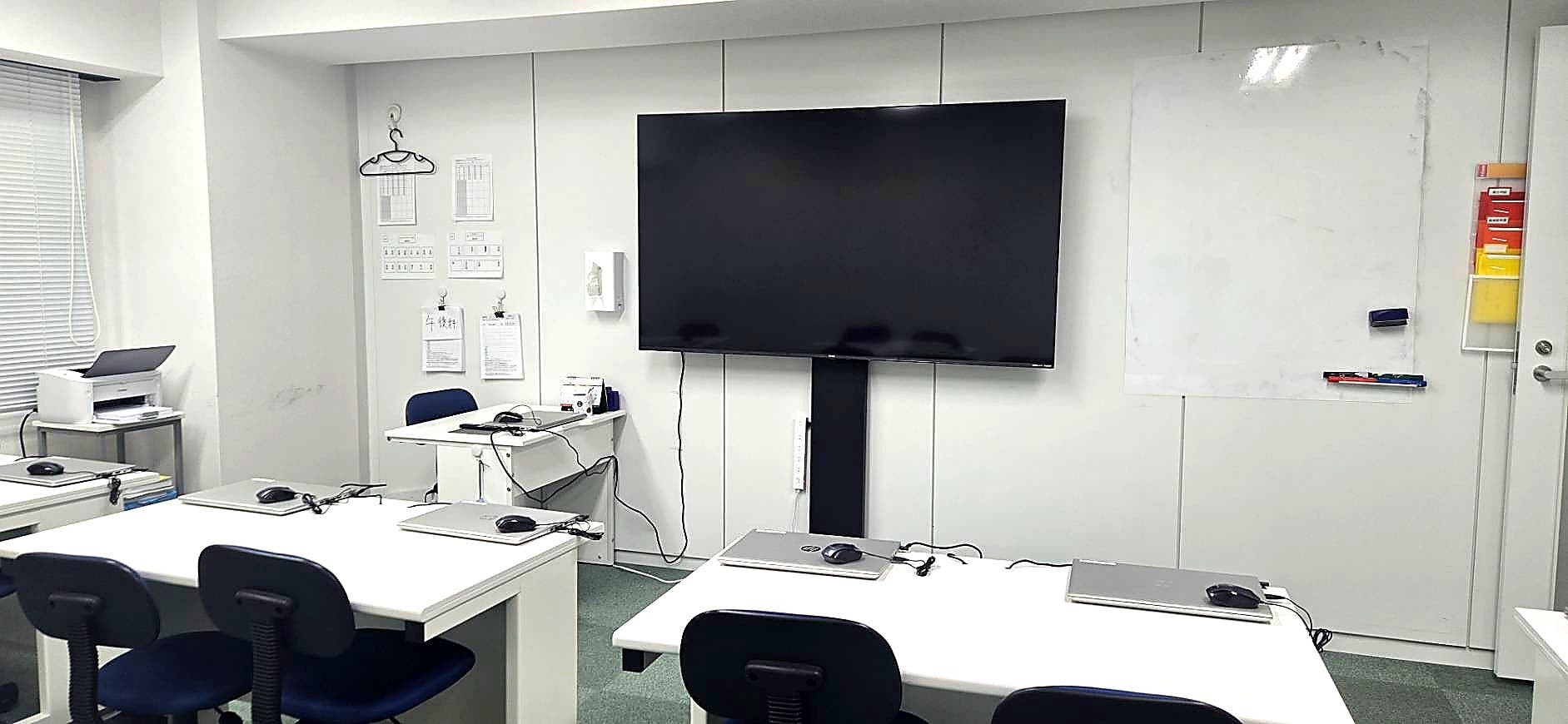 【池袋駅5分】75インチ大型モニター完備！セミナー・研修に最適な清潔感ある教室の写真1