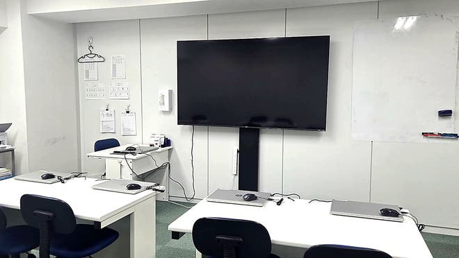 【池袋駅5分】75インチ大型モニター完備!セミナー・研修に最適な清潔感ある教室の写真1