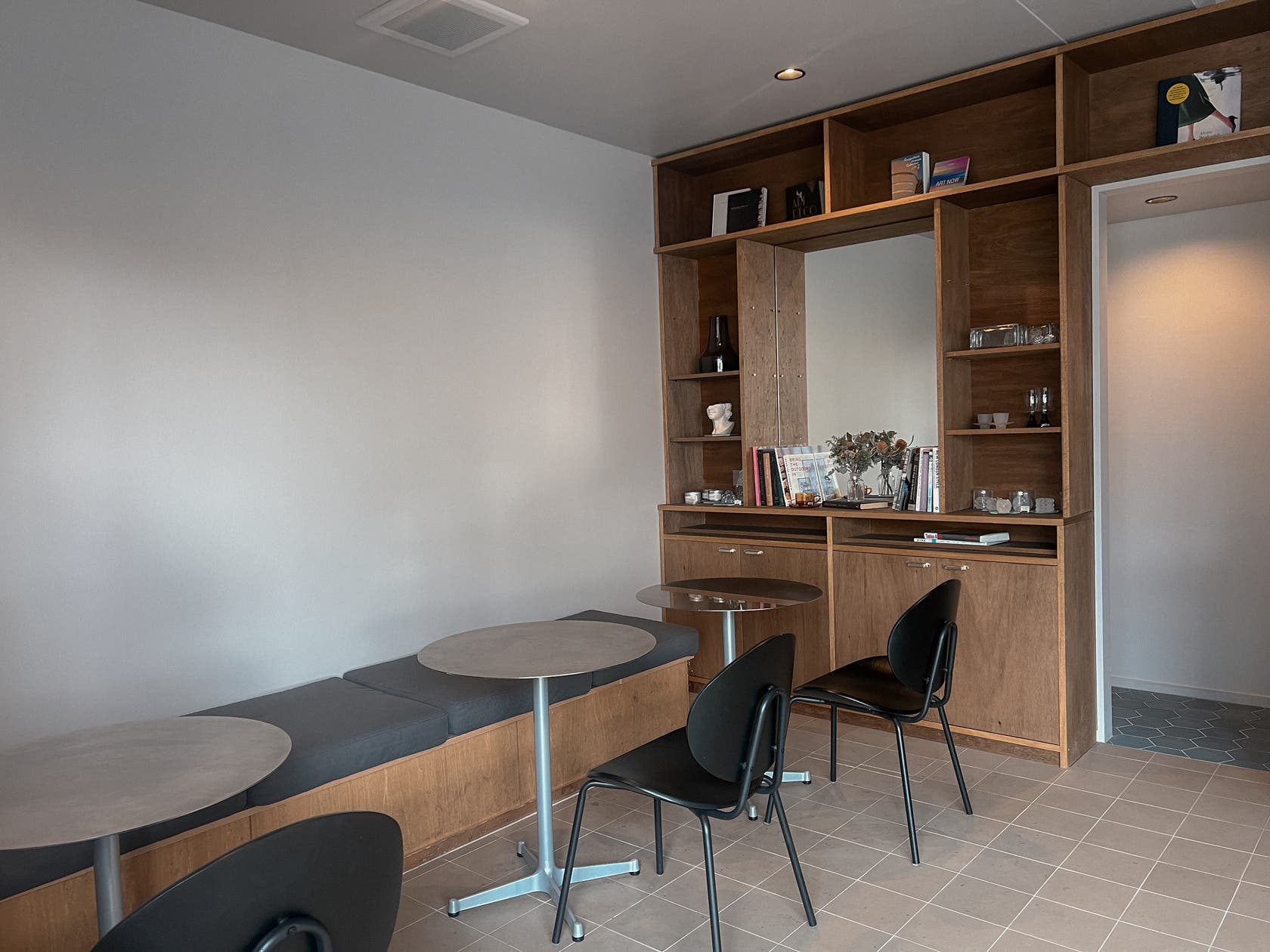 西永福駅1分｜大きな窓と天然石カウンターの海外風カフェ｜撮影・間借り営業可◎の写真2