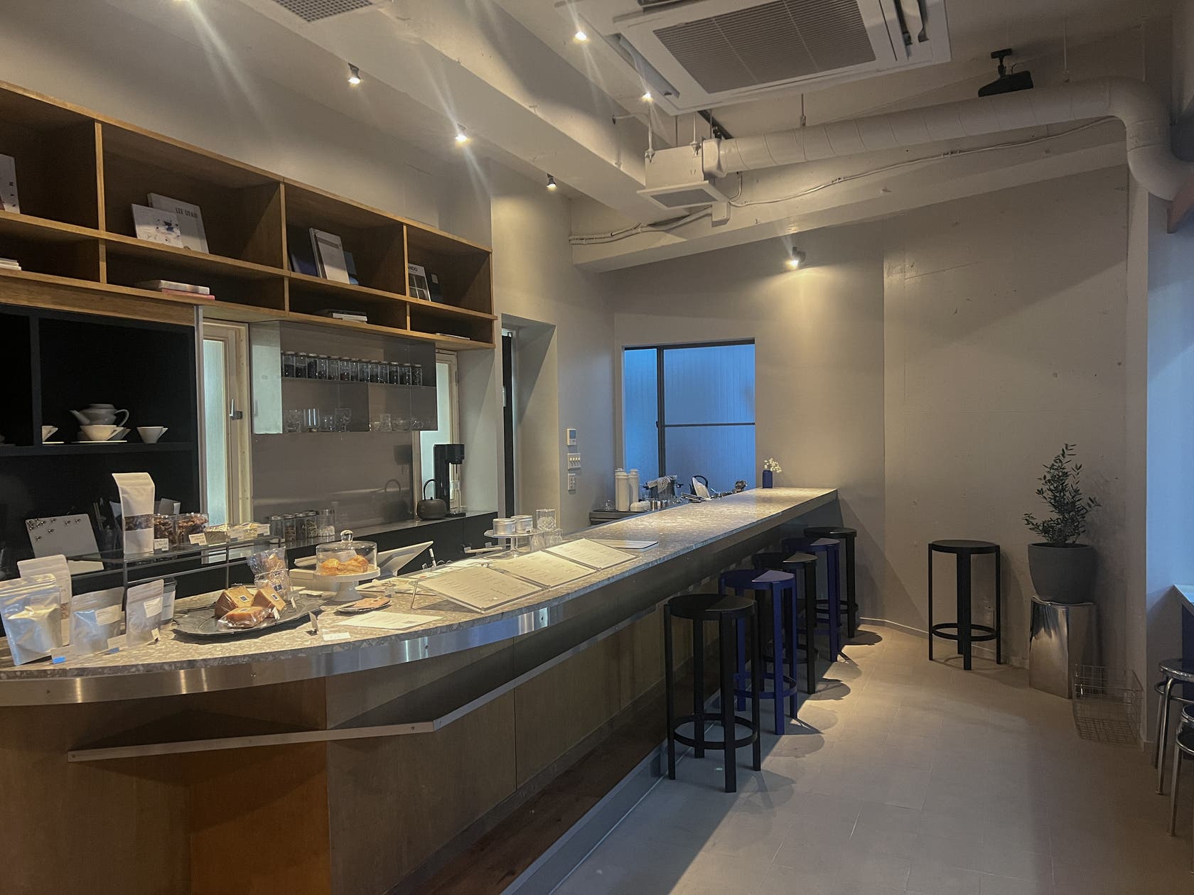 西永福駅1分｜大きな窓と天然石カウンターの海外風カフェ｜撮影・間借り営業可◎の写真1