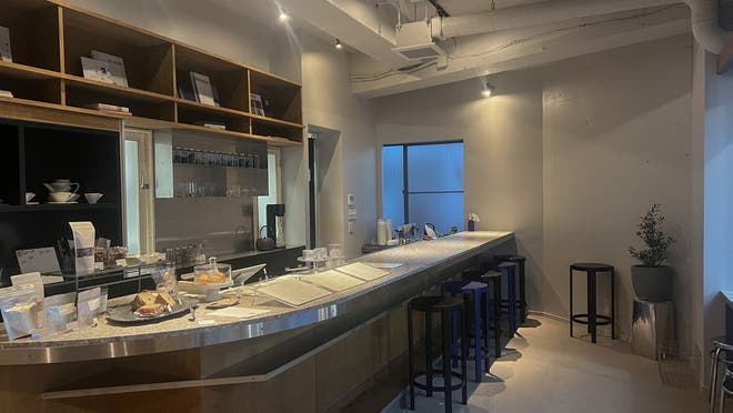 西永福駅1分|大きな窓と天然石カウンターの海外風カフェ|撮影・間借り営業可◎の写真1