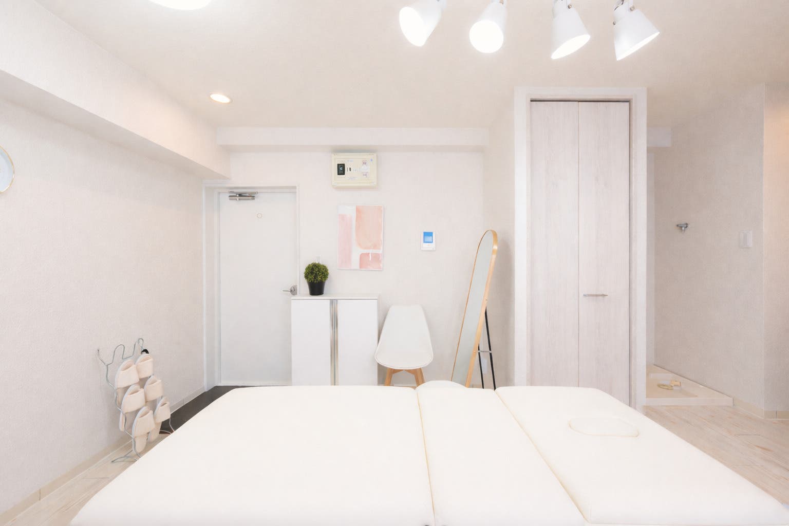 【鶴見駅徒歩3分】施術・レッスン専用 | 完全個室レンタルサロンLusoria🌿｜静かな隠れ家｜施術備品充実 の写真2