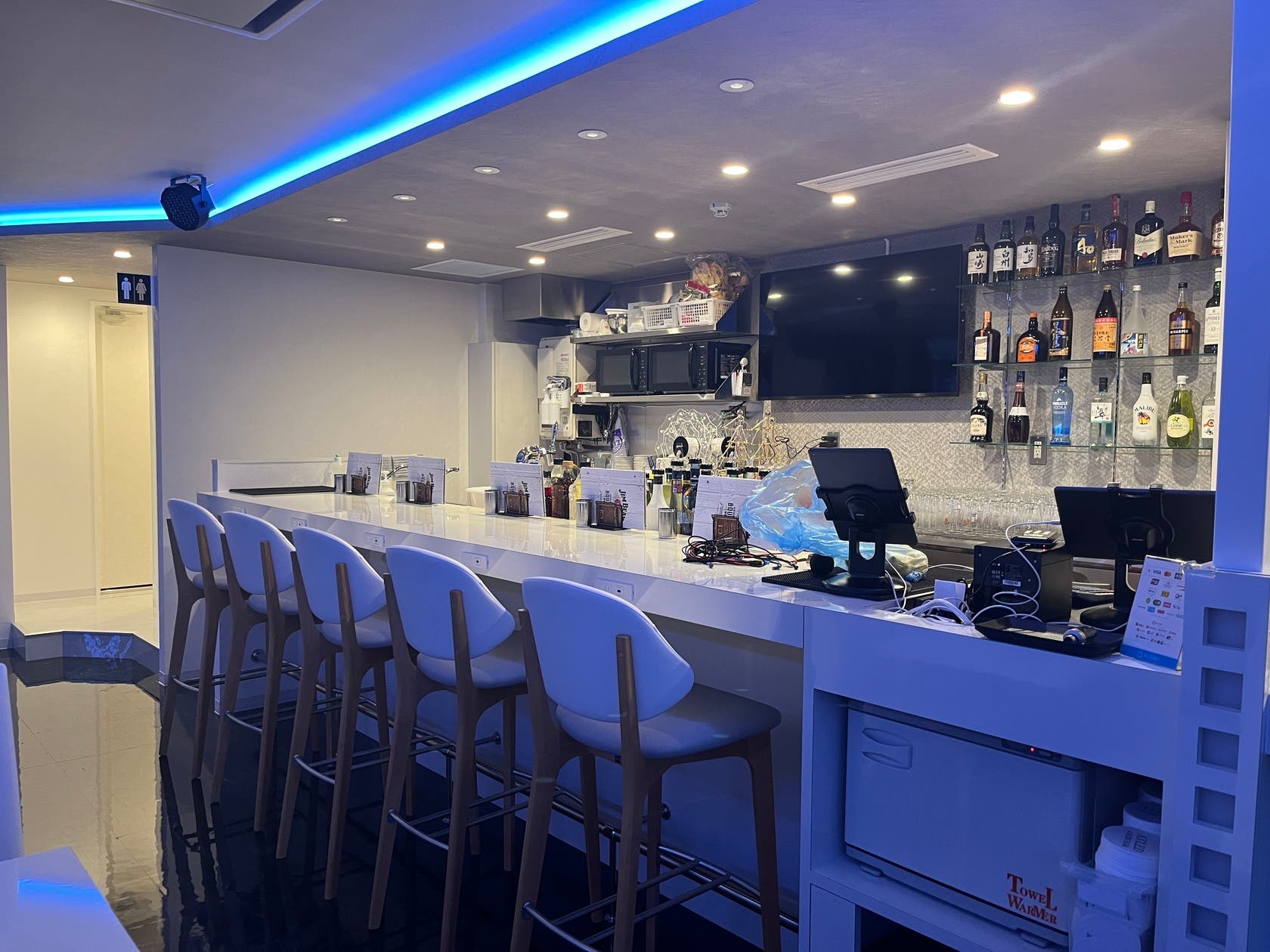 新宿貸切｜ダーツ4台・DJブース完備｜打ち上げ・二次会｜最大70名の写真1