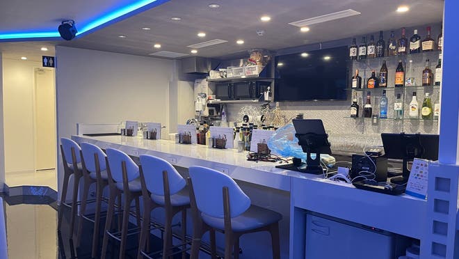 新宿貸切|ダーツ4台・DJブース完備|打ち上げ・二次会|最大70名の写真1