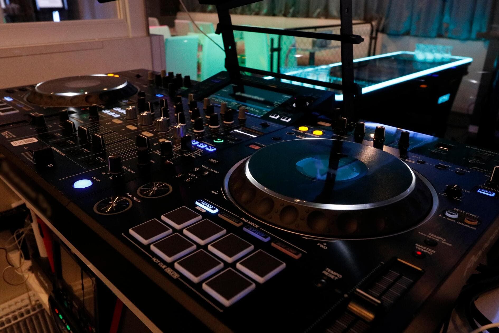 新宿貸切｜ダーツ4台・DJブース完備｜打ち上げ・二次会｜最大70名の写真3