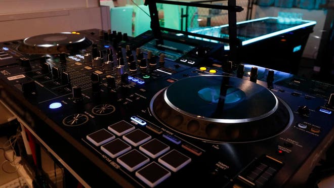 新宿貸切|ダーツ4台・DJブース完備|打ち上げ・二次会|最大70名の写真3