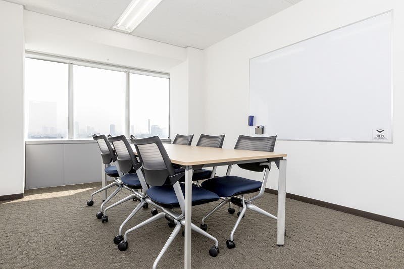 【弁天町駅直結】6名様用会議室②#完全個室#ホワイトボード#テレワーク＃ママ会#Bizcomfort大阪ベイタワーの写真1