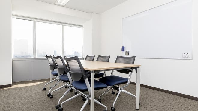 【弁天町駅直結】6名様用会議室②#完全個室#ホワイトボード#テレワーク#ママ会#Bizcomfort大阪ベイタワーの写真1