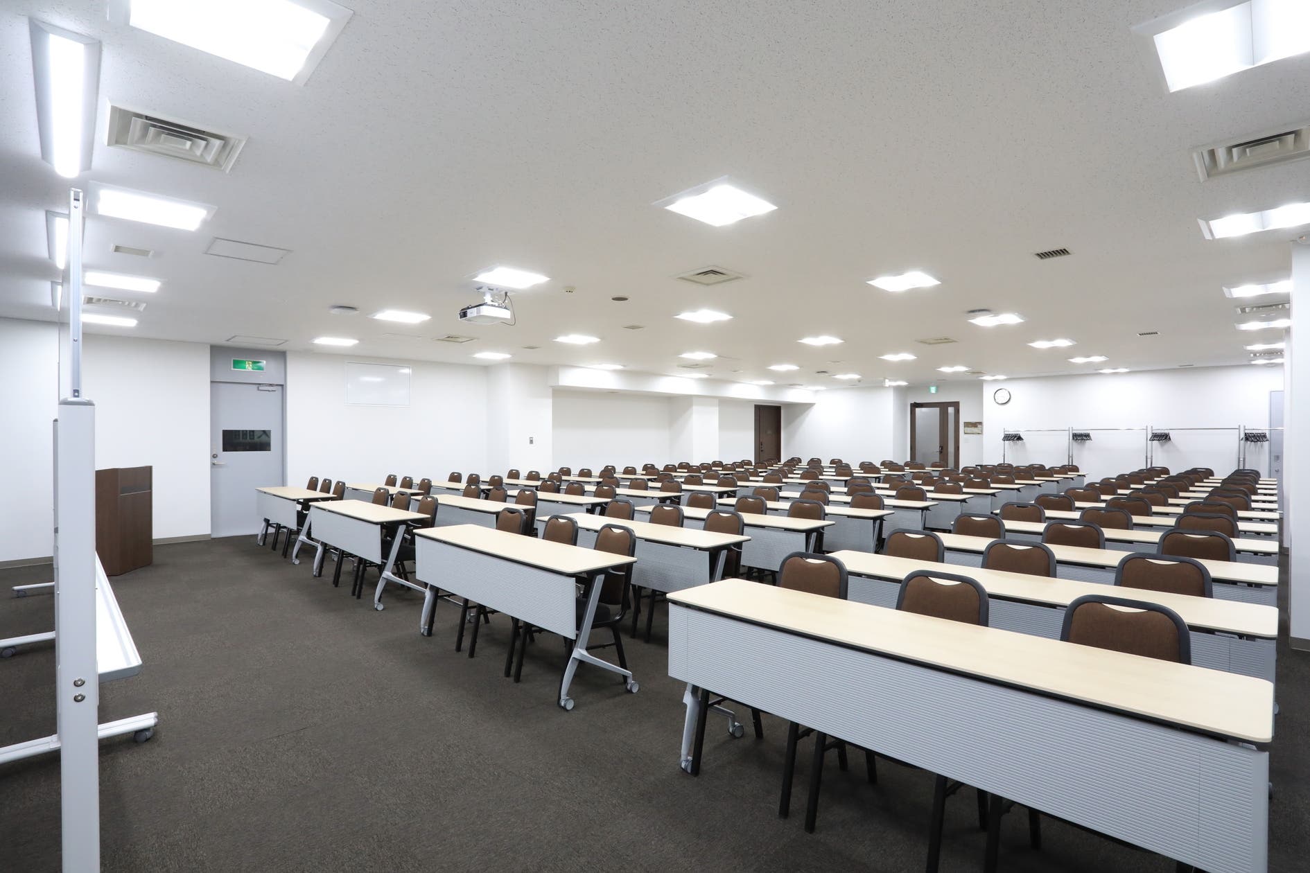 【新橋駅前301号室】2026/4/1　OPEN✨ 駅近🚃飲食持ち込み可能🍱マイク/プロジェクター/スクリーン無料!の写真4