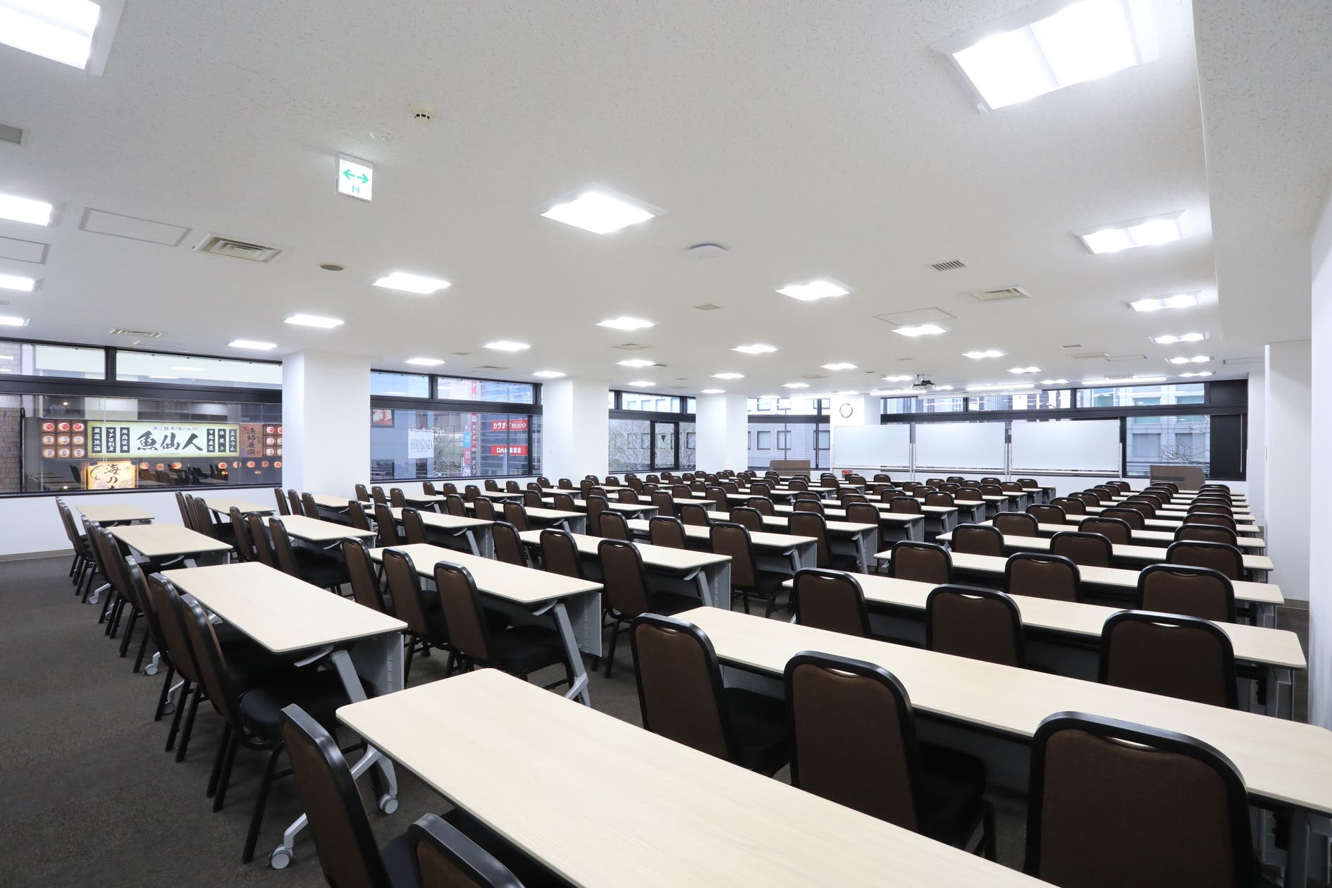 【新橋駅前301号室】2026/4/1　OPEN✨ 駅近🚃飲食持ち込み可能🍱マイク/プロジェクター/スクリーン無料!の写真1