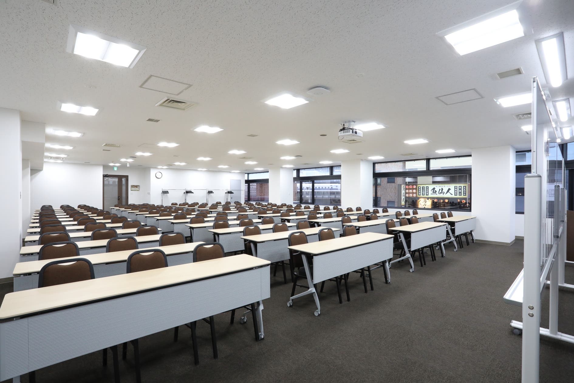 【新橋駅前301号室】2026/4/1　OPEN✨ 駅近🚃飲食持ち込み可能🍱マイク/プロジェクター/スクリーン無料!の写真2