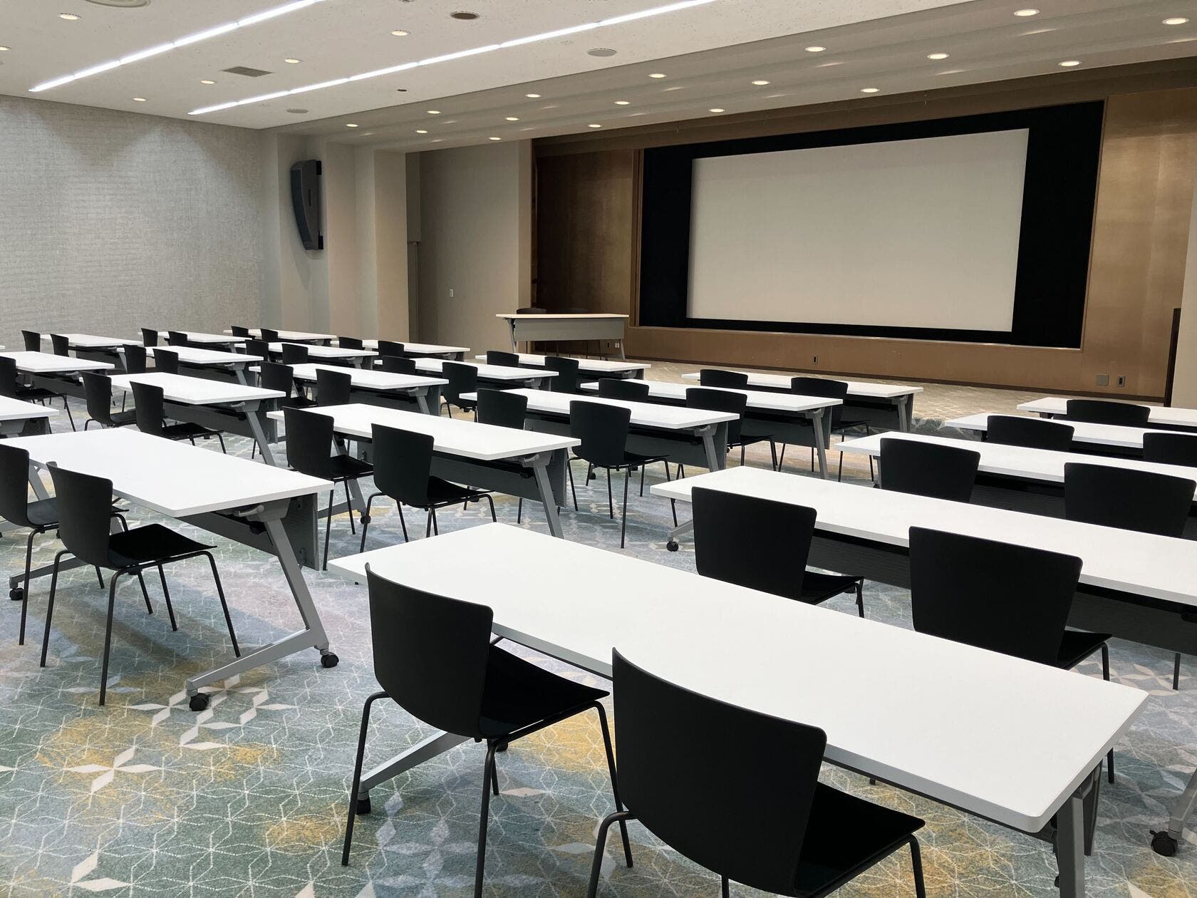 【京都市役所前駅から徒歩３分】収容人数50人/貸会議室/セミナー/講演会/説明会等にの写真2