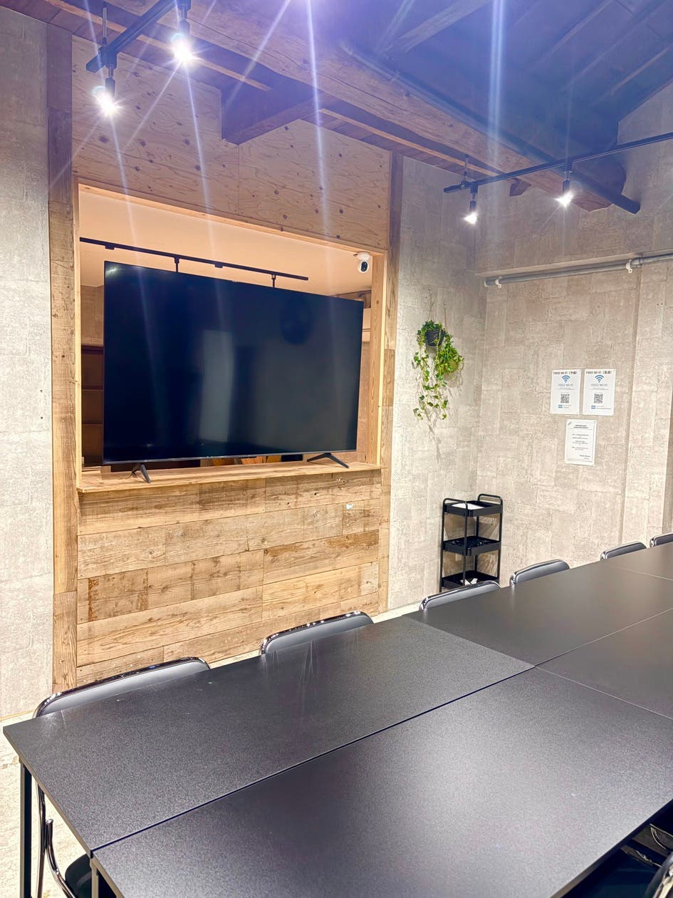 岡山駅西口徒歩5分｜75インチモニター｜最大12名｜レンタル会議室の写真2