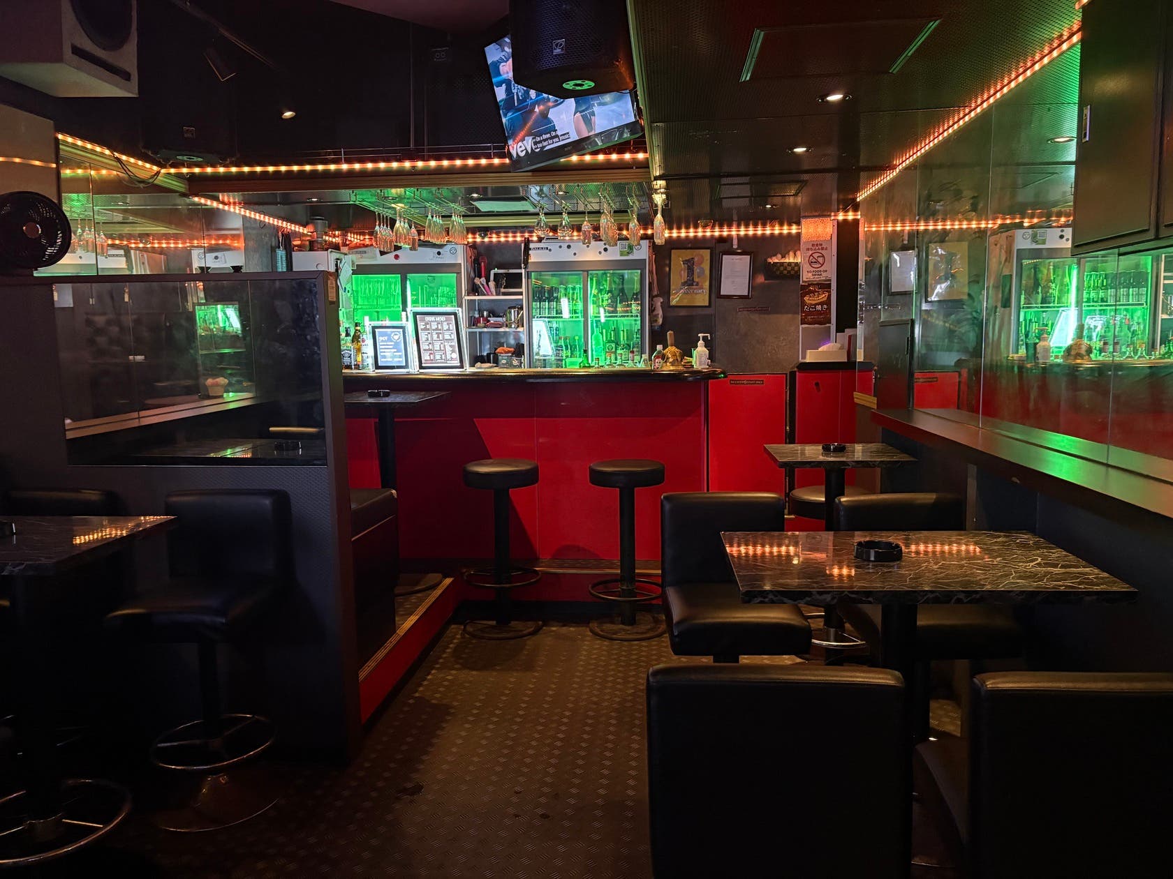 六本木駅すぐ！カラオケ＆ダーツ完備の隠れ家バーを完全貸切の写真2