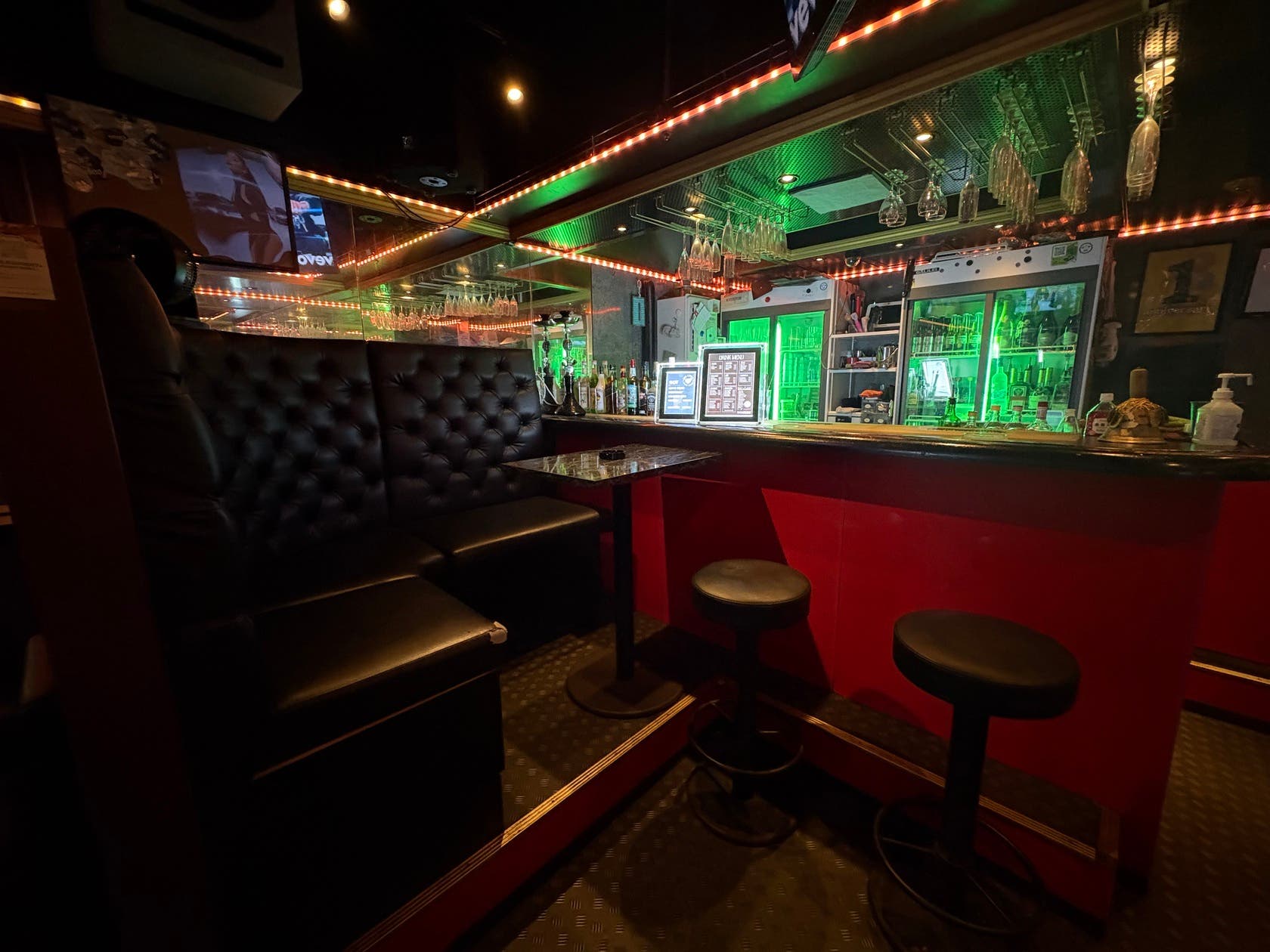 六本木駅すぐ！カラオケ＆ダーツ完備の隠れ家バーを完全貸切の写真3