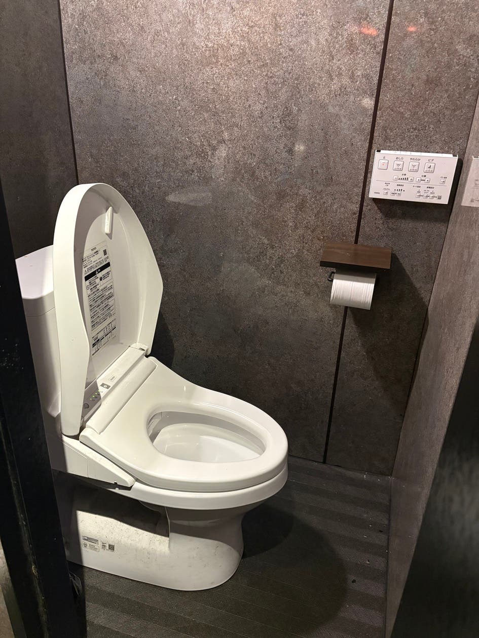 六本木駅すぐ！カラオケ＆ダーツ完備の隠れ家バーを完全貸切の写真11