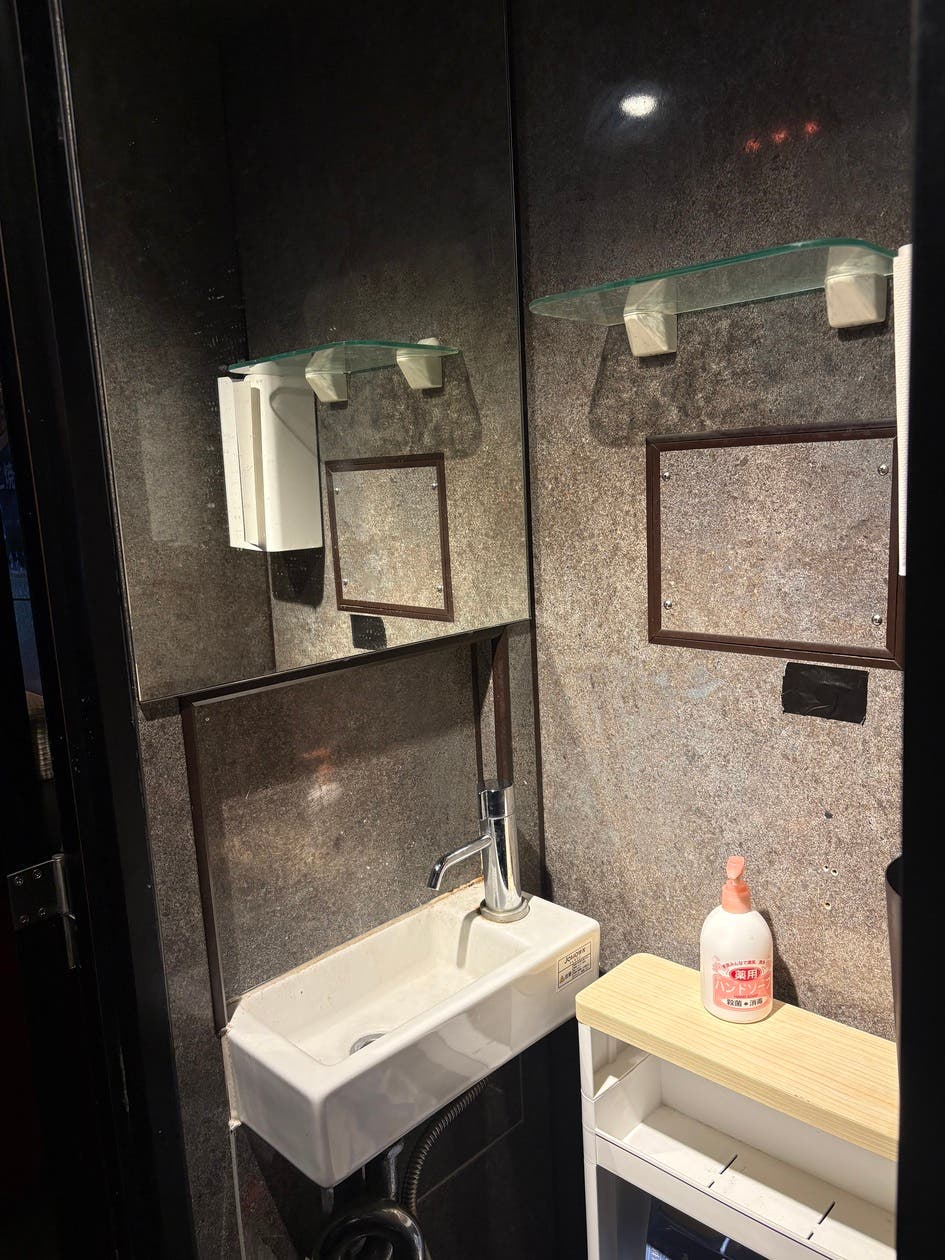 六本木駅すぐ！カラオケ＆ダーツ完備の隠れ家バーを完全貸切の写真12