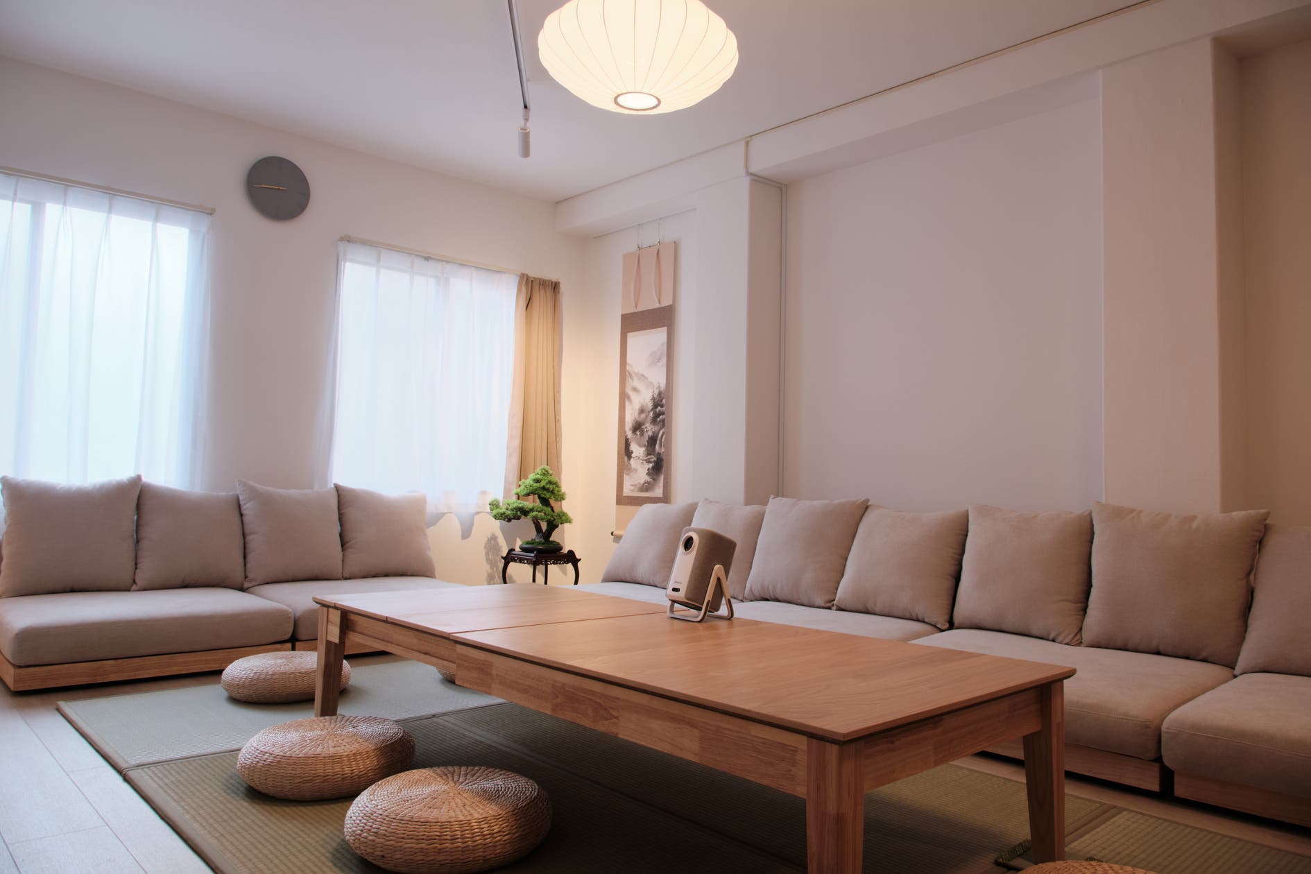 盆栽と掛け軸が迎える畳×ソファの和空間｜市ヶ谷5分｜最大24名・パーティー/撮影/会議の写真3