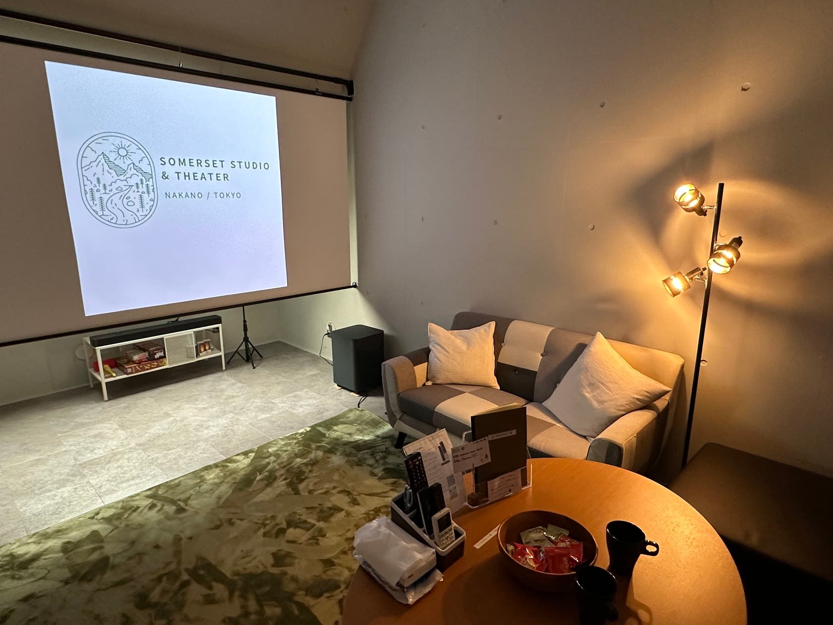 中野駅7分|ブロードウェイすぐ🎉 推し活・映画鑑賞🎬完全個室シアター｜大画面プロジェクター｜飲食OK＆カフェコーナーの写真1