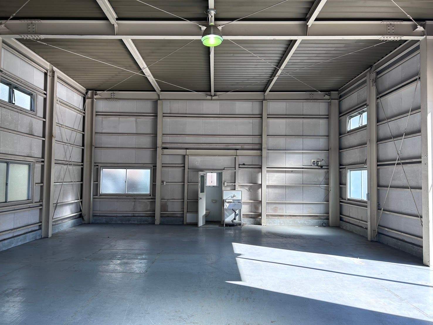 【新江古田駅7分】延床115㎡と75㎡天高5mの倉庫イベントスペース｜展示会やギャラリーに最適の写真1