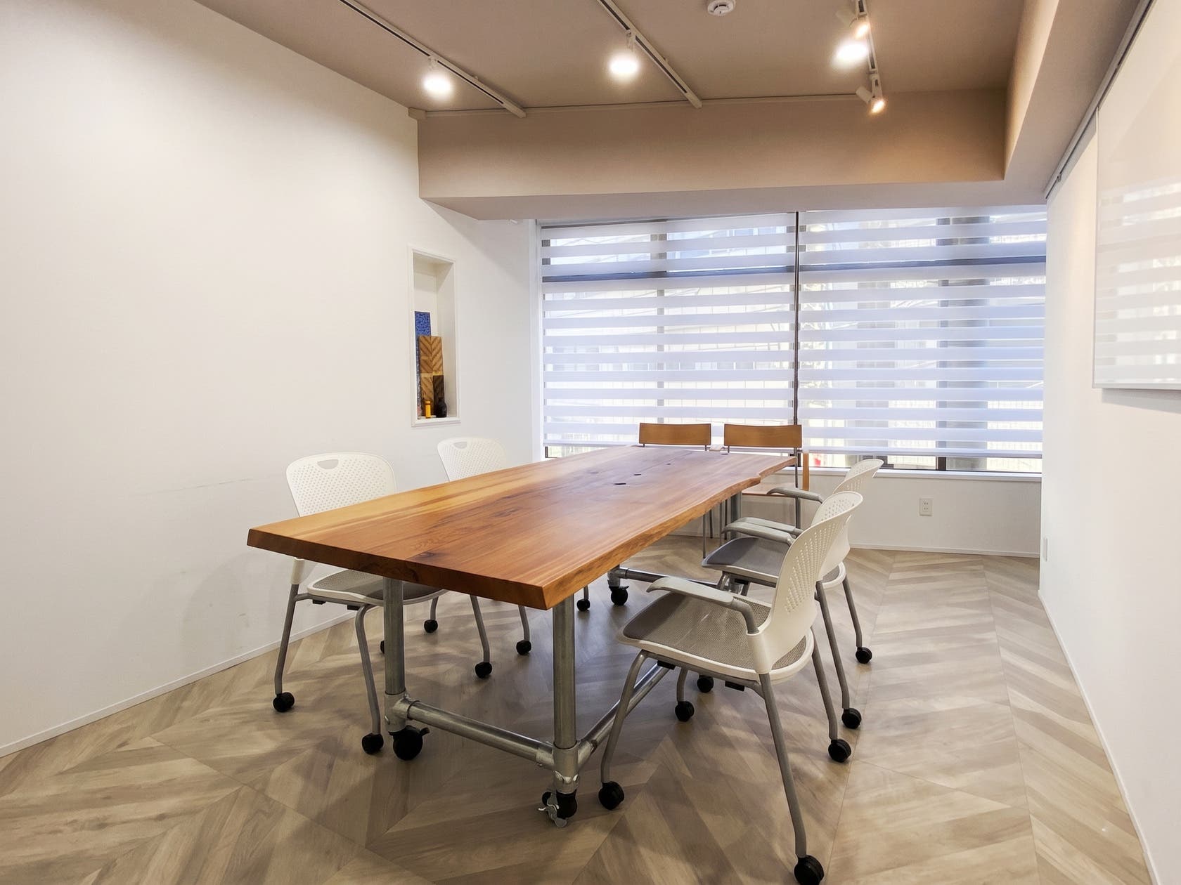 東松原駅から徒歩1分のコワーキングスペース・会議室の写真1