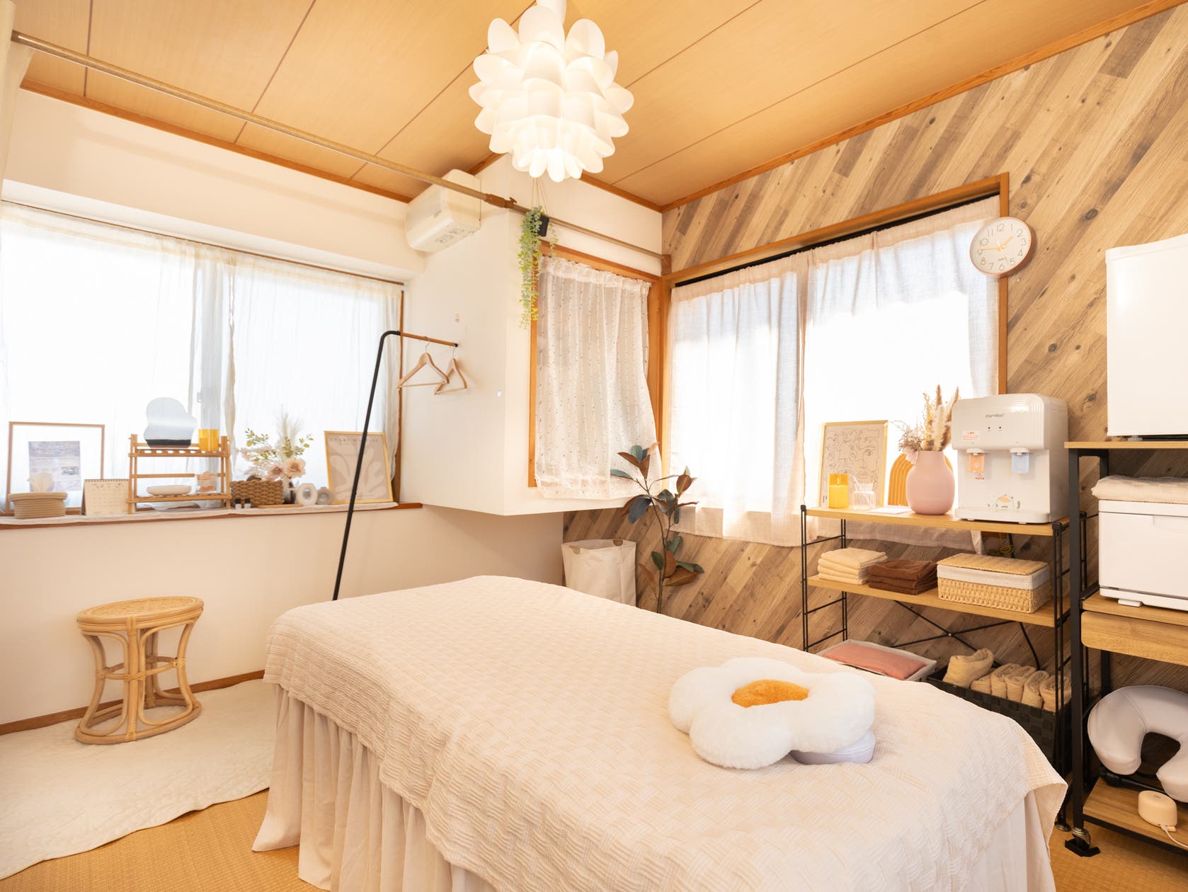 女性のための、静かでプライベートな癒し空間。《電動マッサージベッドがあるリラクゼーション用のお部屋》の写真1