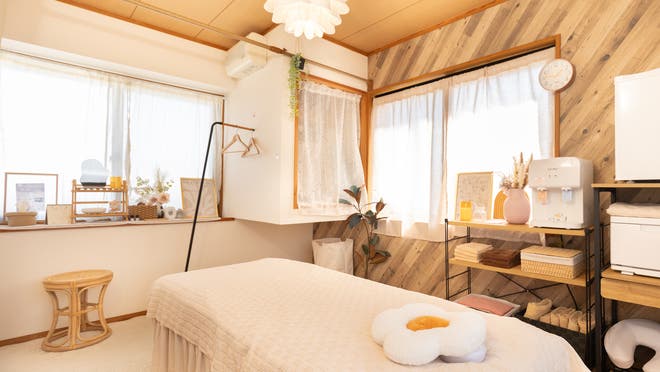 女性のための、静かでプライベートな癒し空間。《電動マッサージベッドがあるリラクゼーション用のお部屋》の写真1