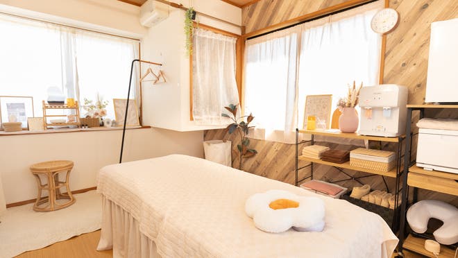 女性のための、静かでプライベートな癒し空間。《電動マッサージベッドがあるリラクゼーション用のお部屋》の写真3