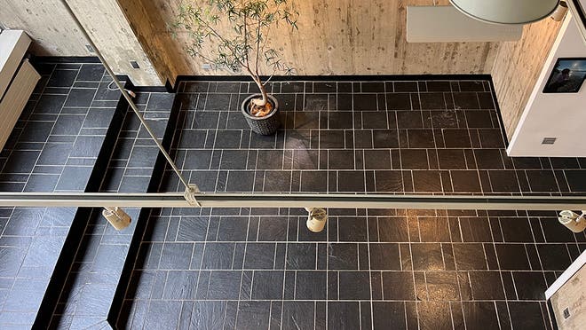 表参道駅徒歩7分、高い天井と木漏れ日がさす大窓が特徴の隠れ家スペースの写真2