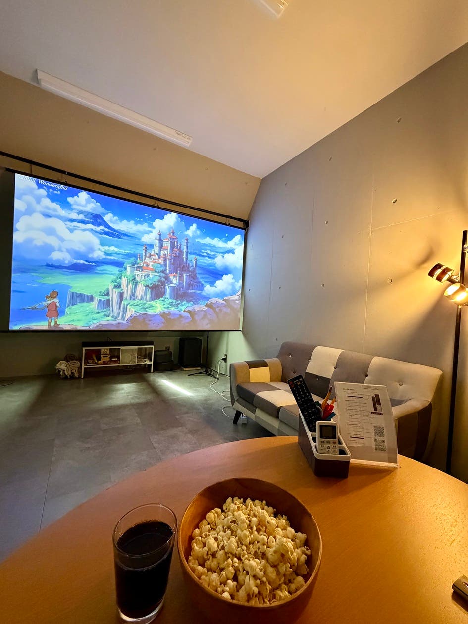 中野駅7分|ブロードウェイすぐ🎉 推し活・映画鑑賞🎬完全個室シアター｜大画面プロジェクター｜飲食OK＆カフェコーナーの写真1
