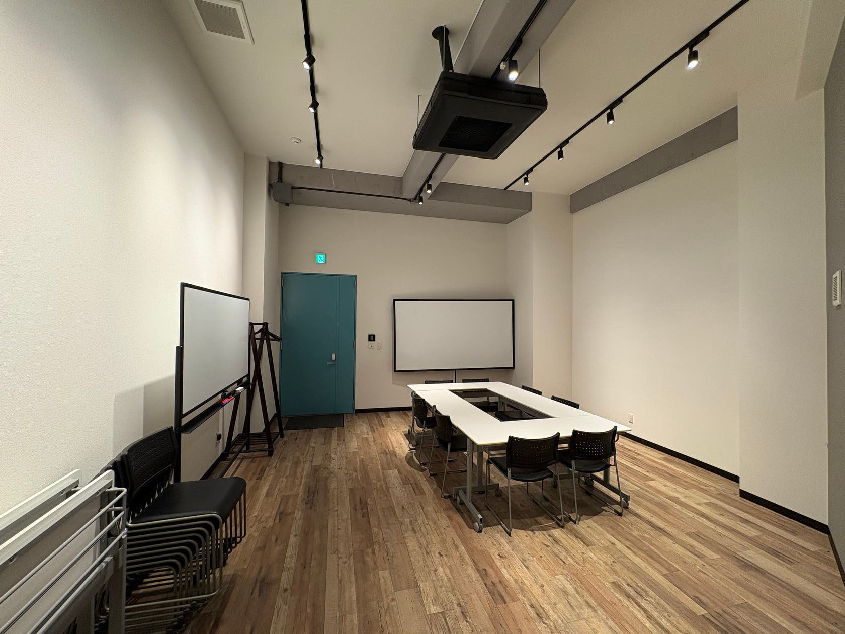 【京王稲田堤】[レンタルスペースsizeS] ルームB／ Wi-Fi（光回線） ・デスク、プロジェクター等設備有りの写真1