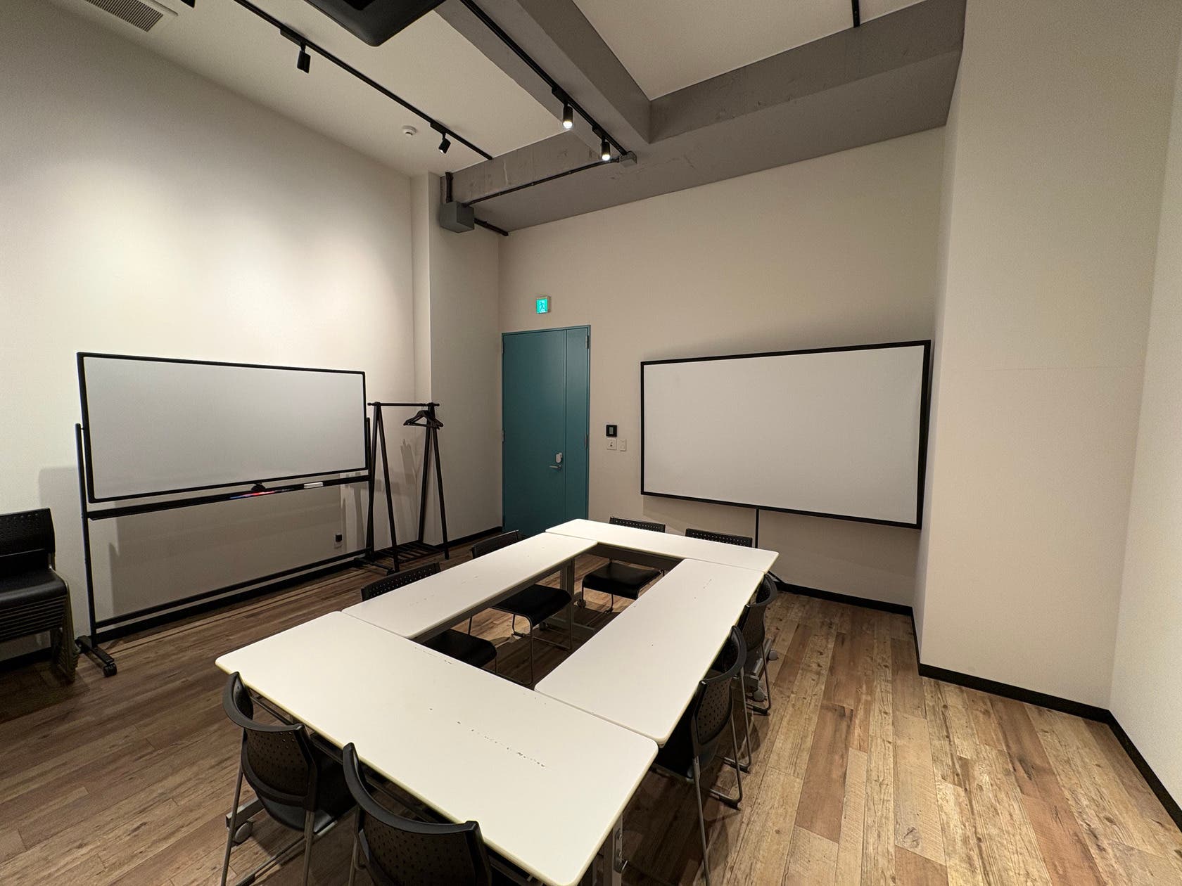 【京王稲田堤】[レンタルスペースsizeS] ルームB／ Wi-Fi（光回線） ・デスク、プロジェクター等設備有りの写真2