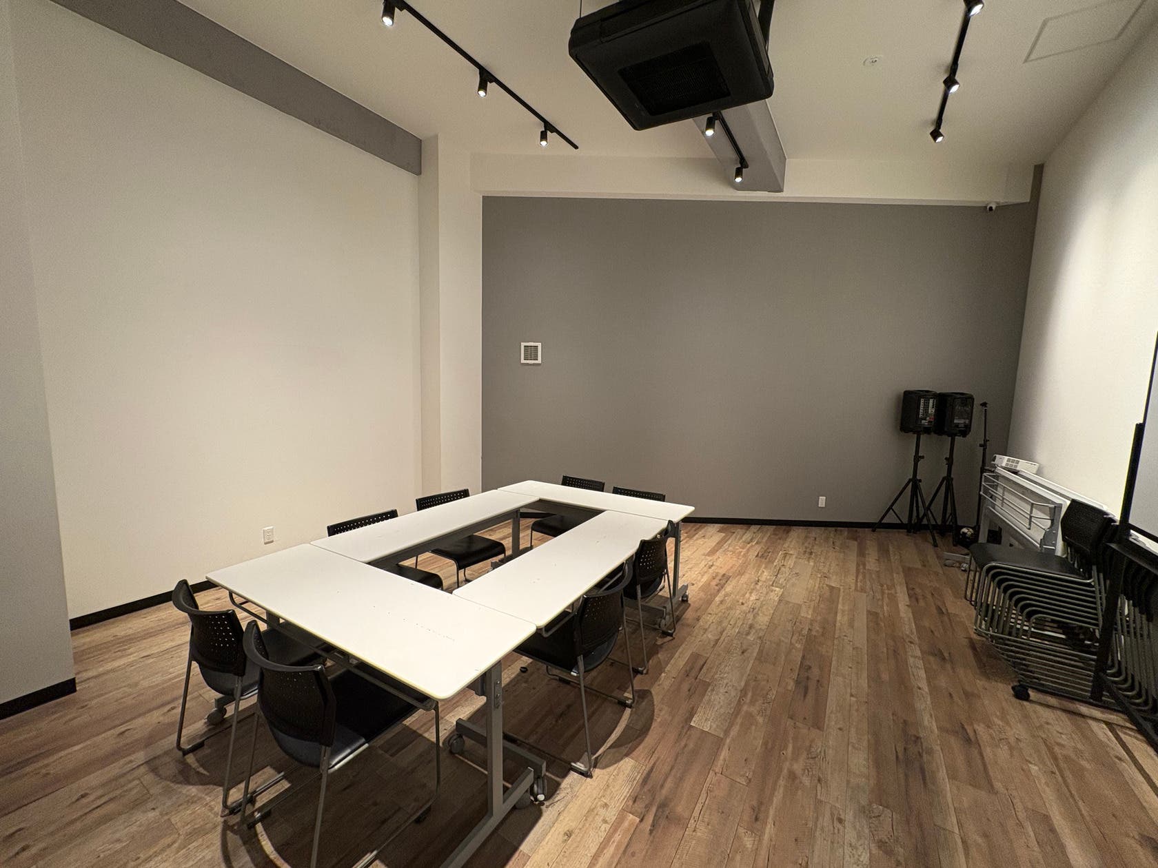 【京王稲田堤】[レンタルスペースsizeS] ルームB／ Wi-Fi（光回線） ・デスク、プロジェクター等設備有りの写真3