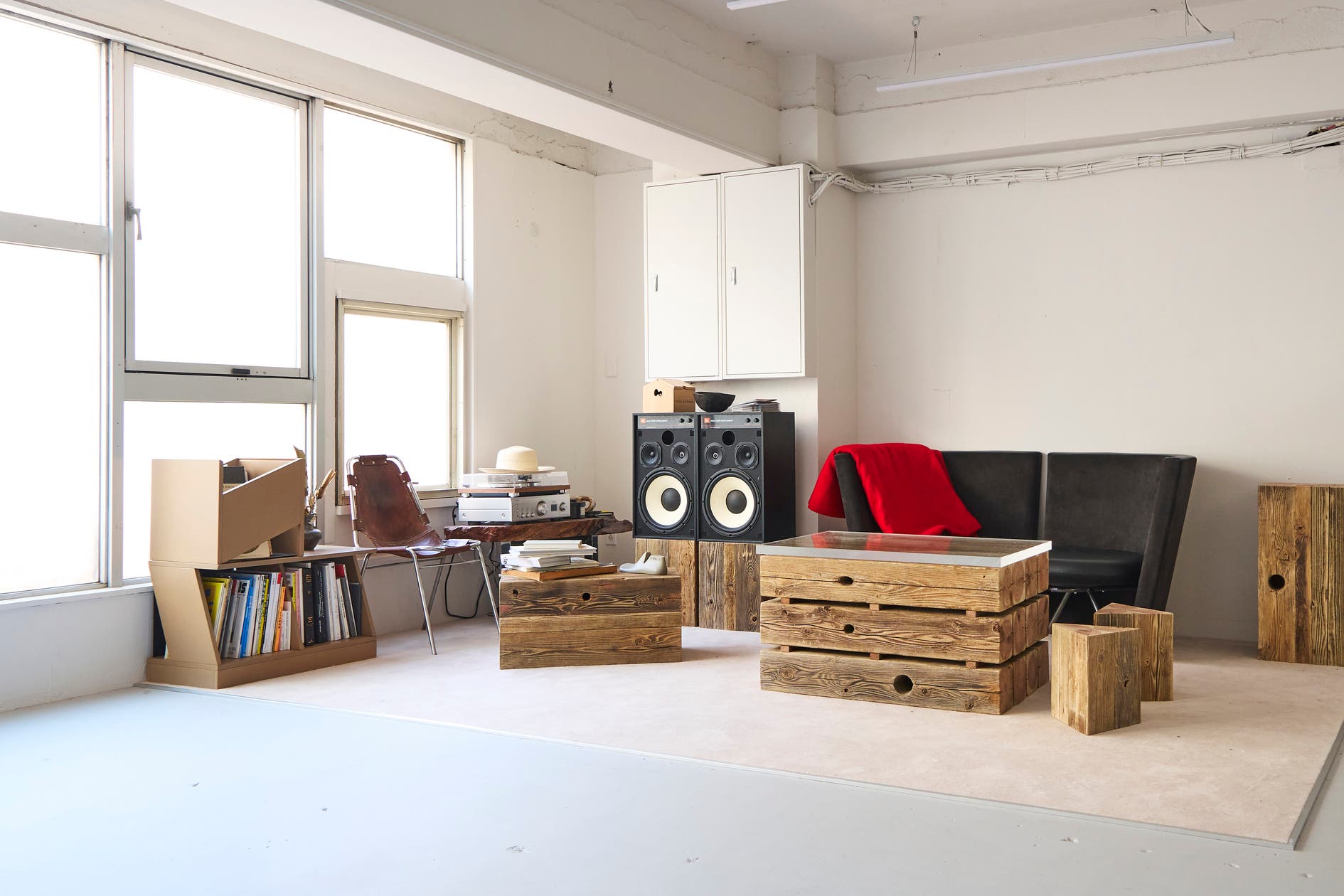 明大前徒歩2分。自然光が豊かに入る撮影スタジオの写真1