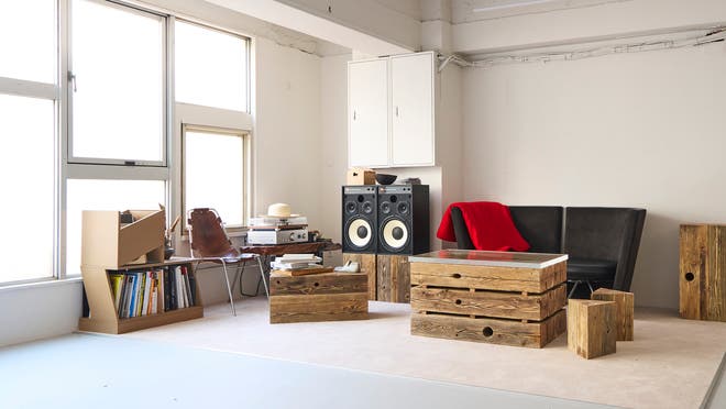 明大前徒歩2分。自然光が豊かに入る撮影スタジオの写真1